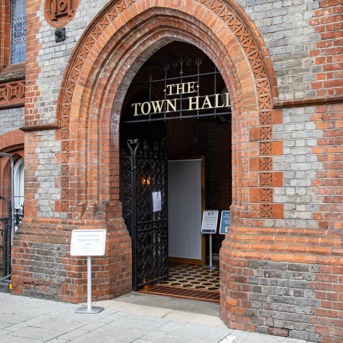 Huntley & Palmers' tins and advertising | Reading Museum